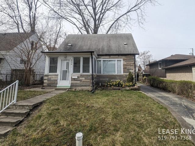 3 BR, 1 BA Apartment 935 Lena Ave Windsor, ON N9C 3K1