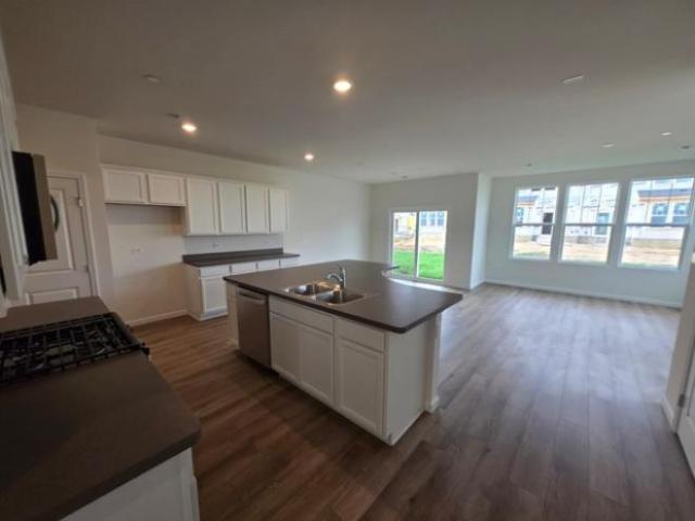 3 Br, 25 bath, Single Family 5931 Hawkweed Drive