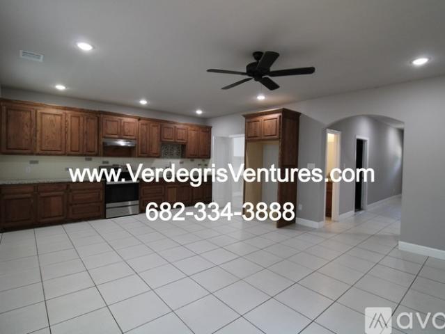 3 BR, 2.5 BA Apartment 110 E Wilson St, Unit B, Cleburne, TX 76031
