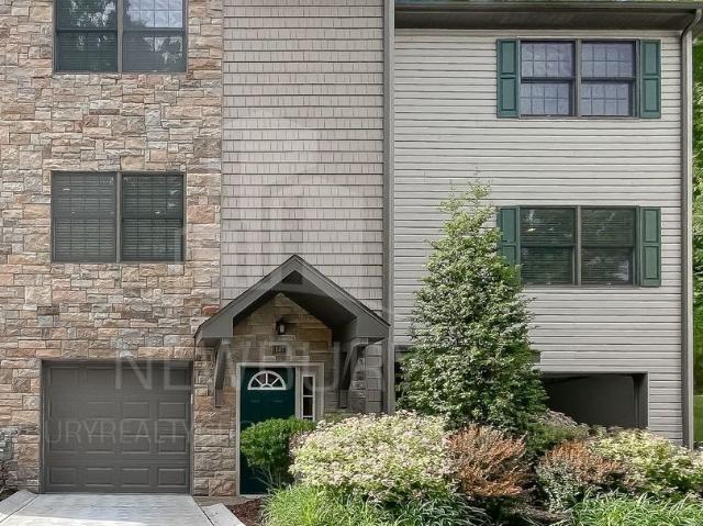 3 BR, 2.5 BA Apartment 147 Banksville Place, Pittsburgh, PA 15220