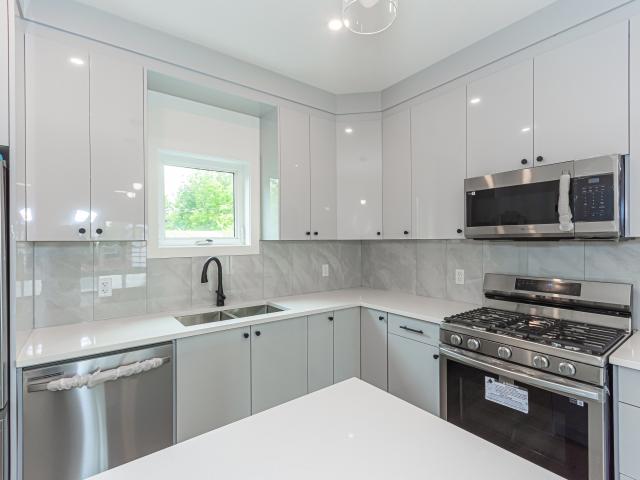 3 BR, 2.5 BA Apartment 14916 109 Avenue Main, Edmonton, AB T5P 1M6