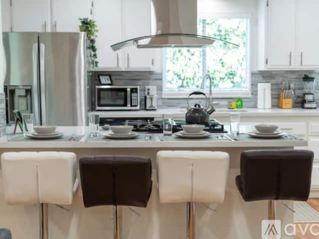 3 BR, 2.5 BA Apartment 1406 W Roberta Ave, Fullerton, CA 92833