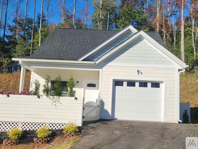 3 BR, 2.5 BA Apartment 140 Northbend Drive, Asheville, NC 28804