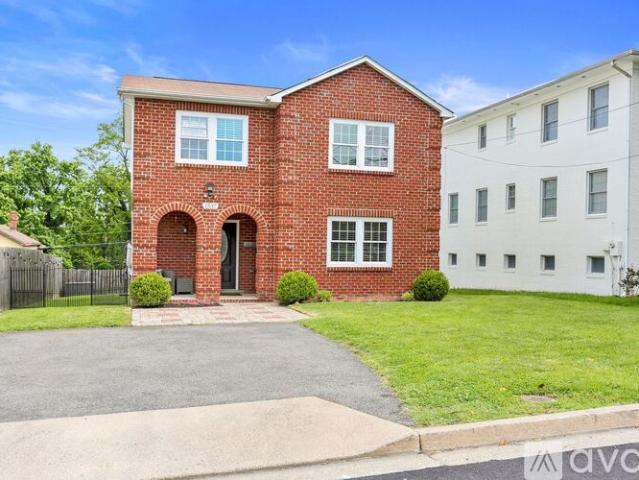 3 BR, 2.5 BA Apartment 1537 12 Th Street South, Arlington, VA 22204