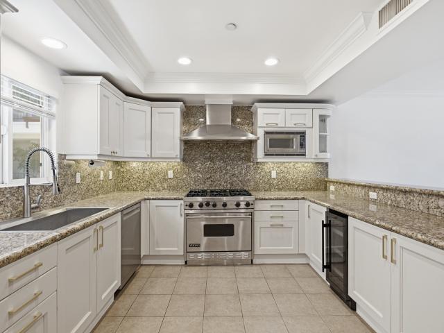 3 BR, 2.5 BA Apartment 1878 Greenfield, Los Angeles, CA 90025