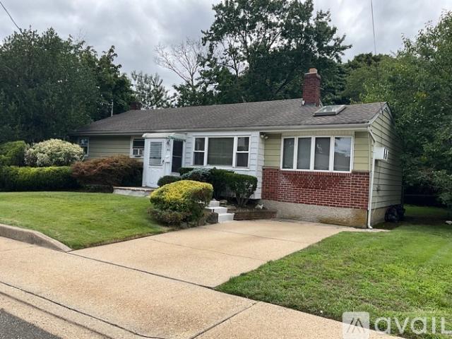 3 BR, 2.5 BA Apartment 195 Central Park Road, Plainview, NY 11803