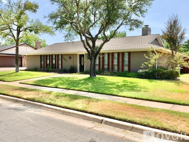3 BR, 2.5 BA Apartment 1902 Silver Leaf Drive, Arlington, TX 76013