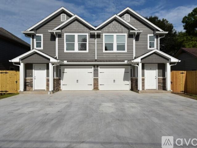3 BR, 2.5 BA Apartment 208 5th Street, Unit B, Nederland, TX 77627