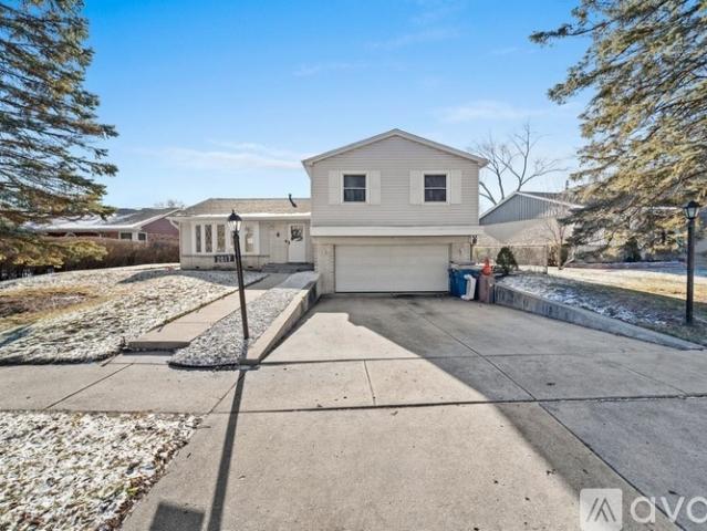 3 BR, 2.5 BA Apartment 2017 Seneca Ln, Mount Prospect, IL 60056