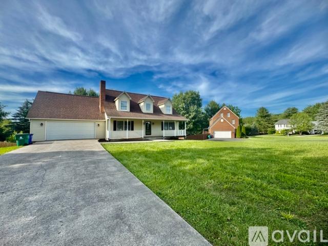 3 BR, 2.5 BA Apartment 203 Cherokee Drive, Blacksburg, VA 24060