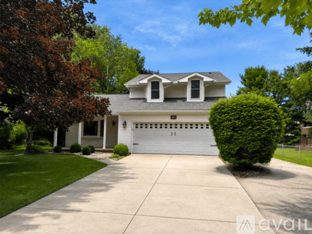 3 BR, 2.5 BA Apartment 221 Burt St, Tecumseh, MI 49286