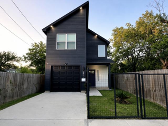 3 BR, 2.5 BA Apartment 2417 Noble Street, Houston, TX 77026