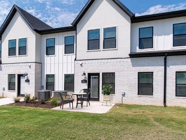 3 BR, 2.5 BA Apartment 2609 W Olympus Dr Unit 08 2750, Rogers, AR 72758