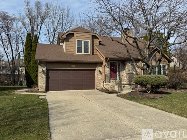 3 BR, 2.5 BA Apartment 27674 Western Golf Dr, Livonia, MI 48154