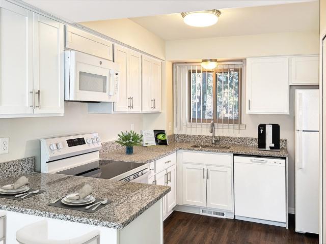 3 BR, 2.5 BA Apartment 29900 Franklin Rd Unit 13 167, Southfield, MI 48034