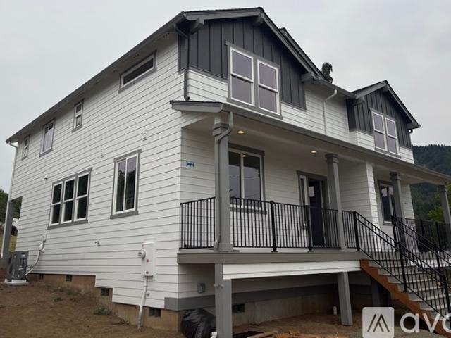 3 BR, 2.5 BA Apartment 330 NE Washington St, White Salmon, WA 98672