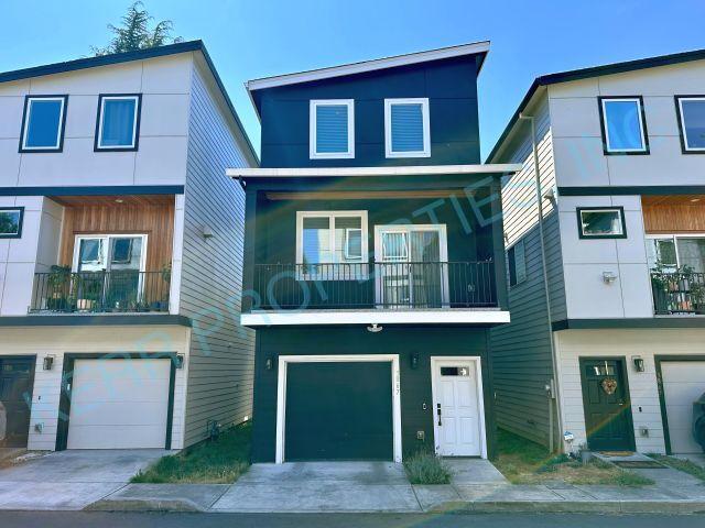 3 BR, 2.5 BA Apartment 3867 SE 92nd Ave, Portland, OR 97266