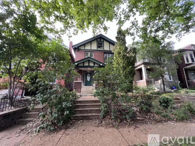 3 BR, 2.5 BA Apartment 3817 Lafayette Avenue, St. Louis, MO 63110
