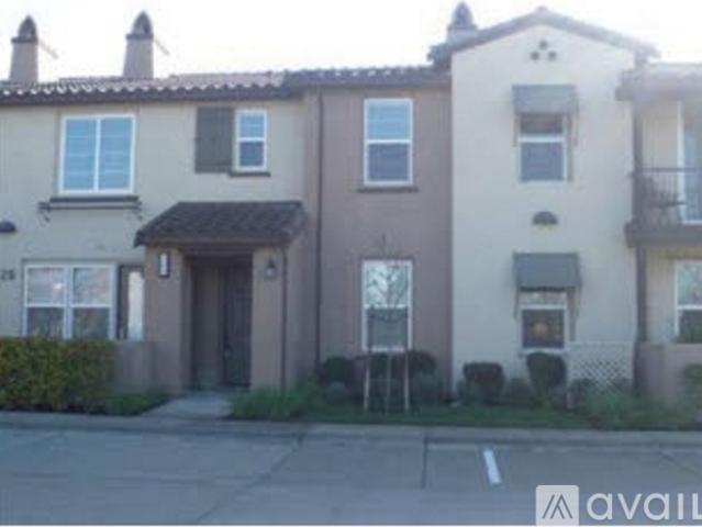 3 BR, 2.5 BA Apartment 425 Regatta Ln, Unit 103, West Sacramento, CA 95605