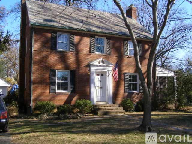 3 BR, 2.5 BA Apartment 435 N Monroe St, Arlington, VA 22201