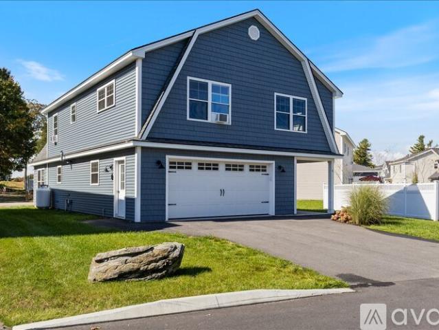 3 BR, 2.5 BA Apartment 4 Woods Ln, Old Orchard Beach, ME 04064