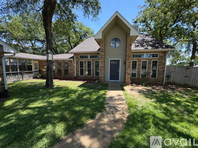 3 BR, 2.5 BA Apartment 500 Holliday Ln, Euless, TX 76039