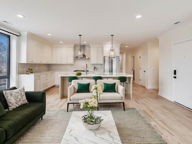 3 BR, 2.5 BA Apartment 5019 North Lincoln Avenue, Chicago, IL 60625