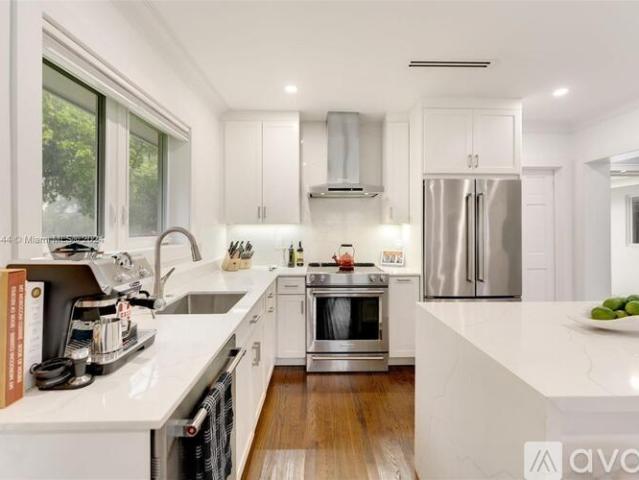 3 BR, 2.5 BA Apartment 547 Giralda Ave, Coral Gables, FL 33134