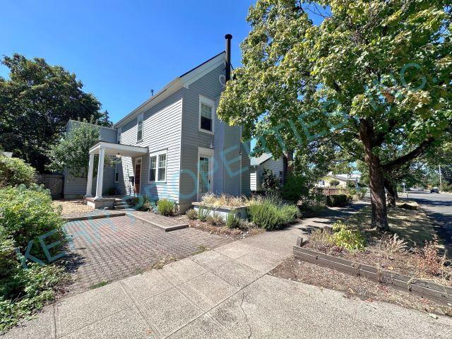 3 BR, 2.5 BA Apartment 5519 SE 74th Ave, Portland, OR 97206