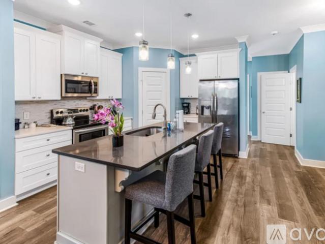 3 BR, 2.5 BA Apartment 619 East Henry Street, Savannah, GA 31401