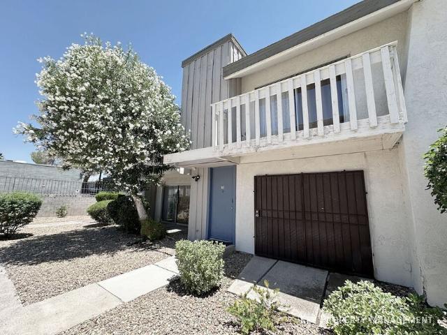3 BR, 2.5 BA Apartment 674 Rolling Green Dr, Las Vegas, NV 89169