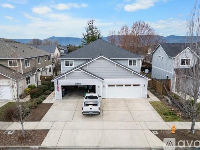 3 BR, 2.5 BA Apartment 679 Kaitlin Ln, Medford, OR 97501