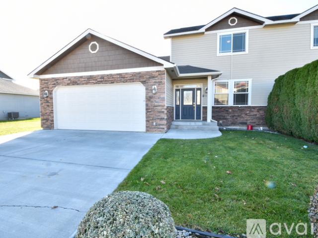 3 BR, 2.5 BA Apartment 7006 Loren Place, Yakima, WA 98908