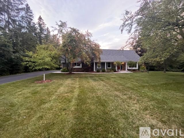 3 BR, 2.5 BA Apartment 720 West Dandelion Lane, Mequon, WI 53092