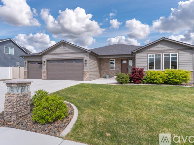 3 BR, 2.5 BA Apartment 755 South Perry Avenue, East Wenatchee, WA 98802
