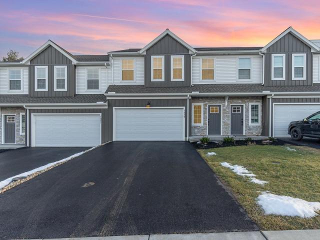 3 BR, 2.5 BA Apartment 7869 Oak Brook Dr, Harrisburg, PA 17112