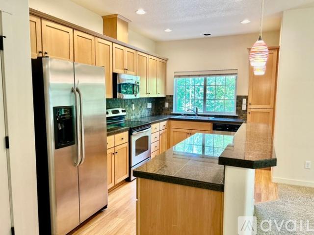 3 BR, 2.5 BA Apartment 8005 NE Rockne Way, Unit 8005, Beaverton, OR 97006