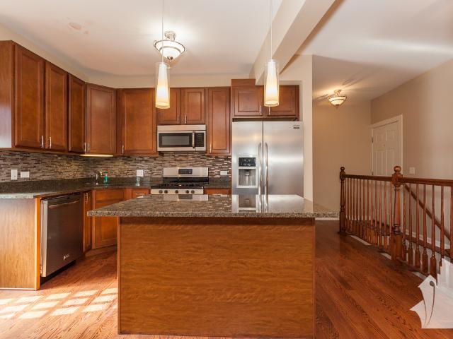 3 BR, 2.5 BA Apartment 815 West Newport, Chicago, IL 60657