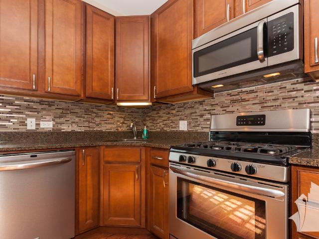 3 BR, 2.5 BA Apartment 815 West Newport, Chicago, IL 60657