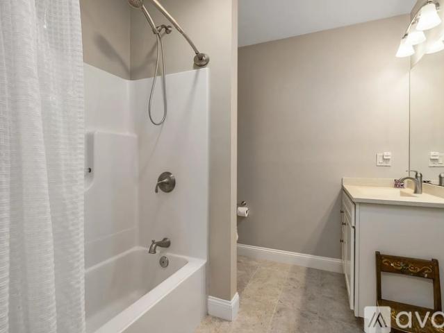 3 BR, 2.5 BA Apartment 8 Coopers Way, Kittery, ME 03904