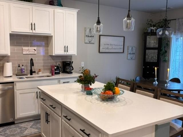 3 BR 2.5 bath townhome Pets allowed_ RENTAL BY RO