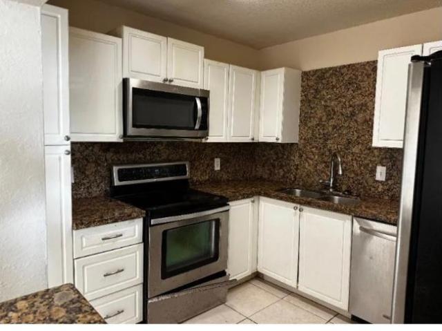 3 Br, 2 bath, Townhouse/Brownstone/RowHouse 10859 Nw 45th St