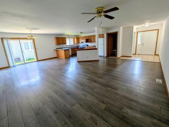 3 Br, 2 bath, Townhouse/Brownstone/RowHouse 10859 Park St