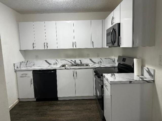 3 Br, 2 bath, Townhouse/Brownstone/RowHouse 10875 Nw 45th St