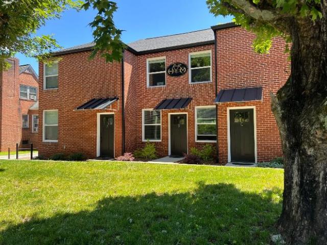 3 Br, 2 bath, Townhouse/Brownstone/RowHouse 108 E Catawba Street