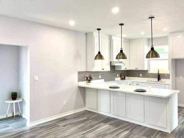 3 Br, 2 bath, Townhouse/Brownstone/RowHouse 1011 E Madison