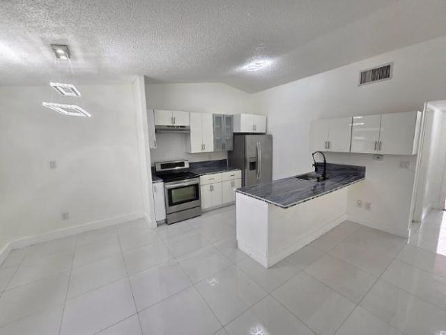 3 Br, 2 bath, Townhouse/Brownstone/RowHouse 10345 Sw 209 Lane