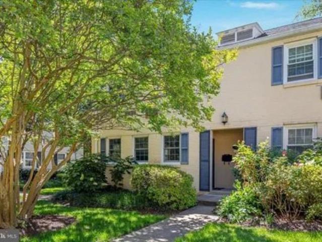 3 Br, 2 bath, Townhouse/Brownstone/RowHouse 103 N George Mason Dr