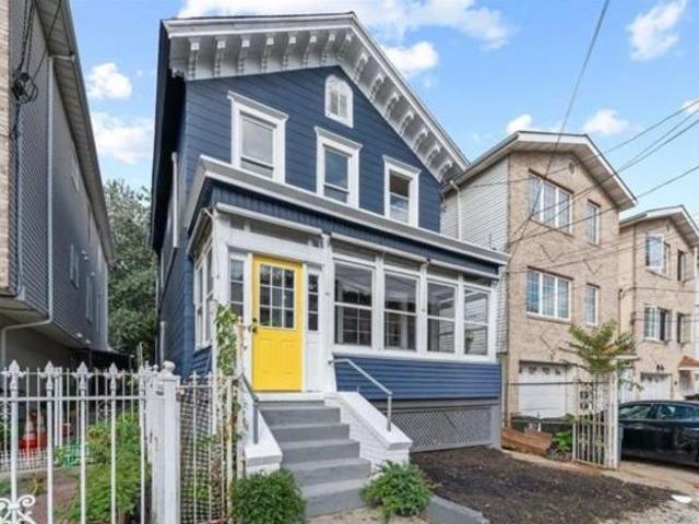 3 Br, 2 bath, Townhouse/Brownstone/RowHouse 114 Oak St