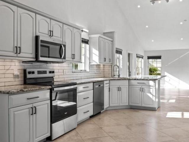 3 Br, 2 bath, Townhouse/Brownstone/RowHouse 11110 SW 9th Place